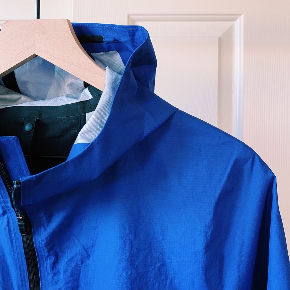 Lululemon Surge Shell - Gem